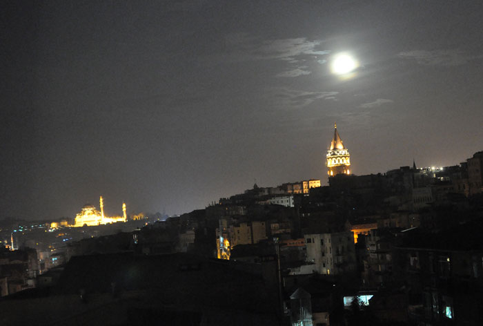 Istanbul At Night - wired2theworld